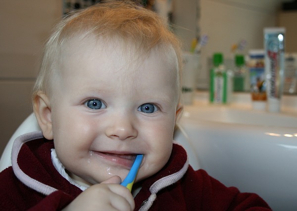 7 Natural Tips for Shiny White Teeth in Kids and Adults